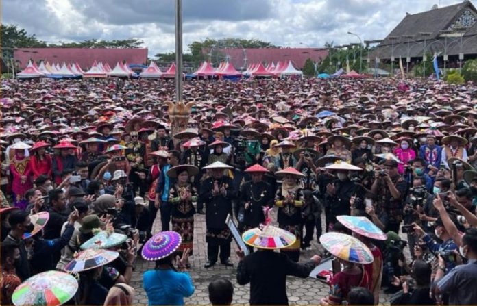 Kubar Pecahkan Rekor 11.500 Orang Pakai Seraung - EVENT NUSANTARA