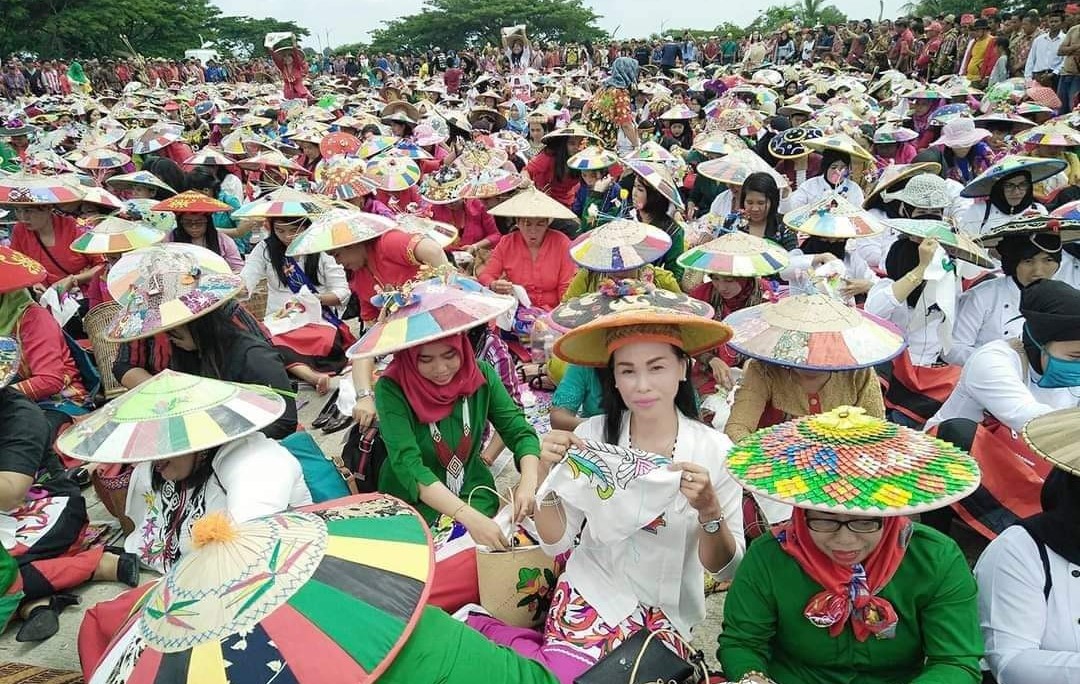 Kubar Pecahkan Rekor 11.500 Orang Pakai Seraung - EVENT NUSANTARA